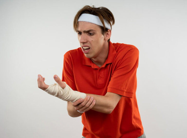 Sprained Wrist? Get Relief Fast: Symptoms, Treatment & More